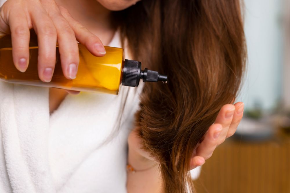 How to Use Hair Oil and Apply It Correctly for Stronger, Shinier Hair ...